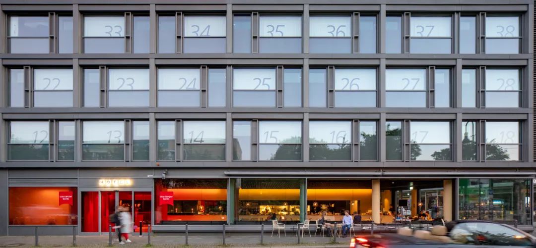 MVRDV 为柏林Casa Camper酒店打造“变色龙”多功能公共空间-建筑档案